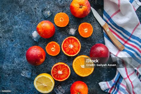 혈액 오렌지 Mandarines 블루 돌 배경에 얼음 조각과 레몬으로 신선한 익은 감귤의 혼합 최고의 볼 수 있습니다 0명에 대한 스톡 사진 및 기타 이미지 Istock