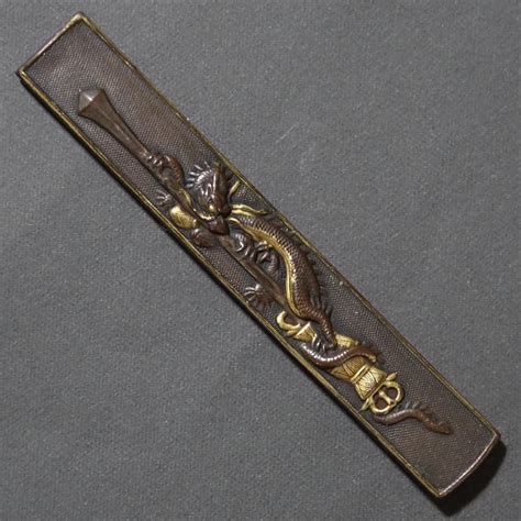 鍔 鐔 小柄 刀装具 武具 骨董【素銅魚々子地 高肉彫 鍍金 倶利伽羅龍図小柄】 メルカリ