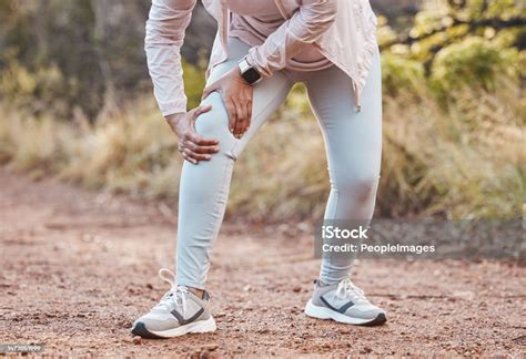 스포츠 무릎 통증 달리기 운동 및 마라톤 훈련 후 공원에서 여자는 건강한 라이프 스타일을 위해 훈련합니다 근육 긴장 다리 부상 및 사고가있는 여성 운동 선수의 건강 피트니스