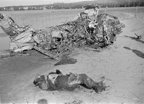 Тело летчика у советского истребителя сбитого возле озера в районе Утти — военное фото