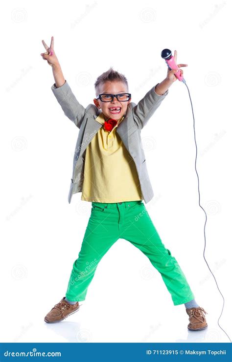 Pojke Som Sjunger Med En Mikrofon Fotografering För Bildbyråer Bild