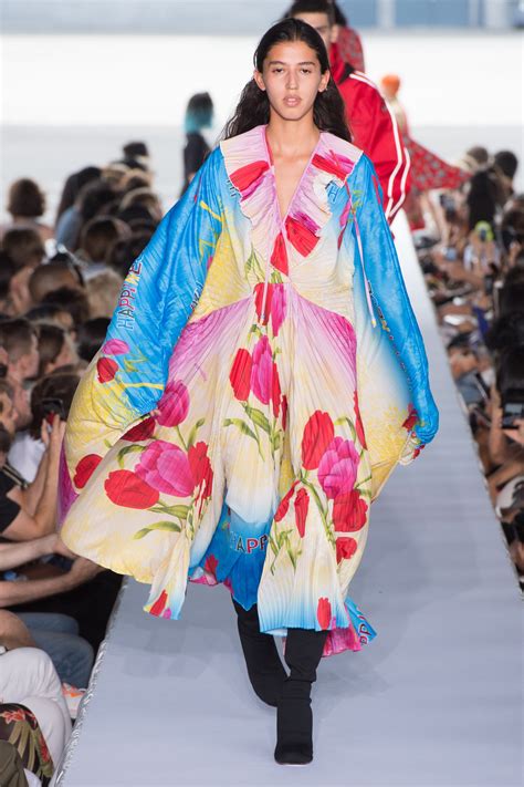 დემნა გვასალიას Vetements ჩვენება პერსონალური და პოლიტიკური განაცხადი At