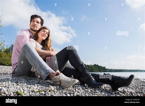 Paar Sitzung Seeufer Glücklich Umarmt Stockfoto Bild 79872405 Alamy