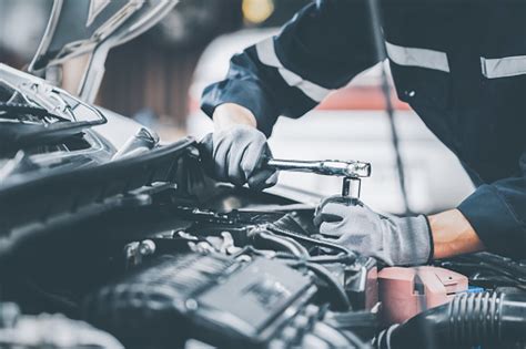 정비사는 차고에서 자동차의 엔진에서 작동합니다 수리 세 Diy에 대한 스톡 사진 및 기타 이미지 Diy Motor Racing Event 개념 Istock