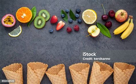 평평 하다 다양 한 신선한 과일 나무 딸기 블루베리 딸기 오렌지 바나나 열정 과일 사과 체리 어두운 돌 배경에 설치 여름 고