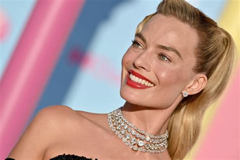 Margot Robbie Stuns In 1 Million Lorraine Schwartz Necklaces At