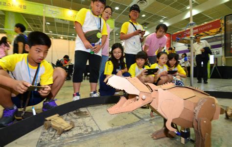 종이 공룡이 자동차를 먹어요 전자신문