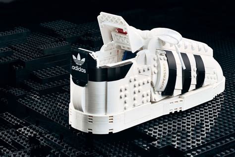 Lego и adidas выпустят набор в виде кроссовок Superstar