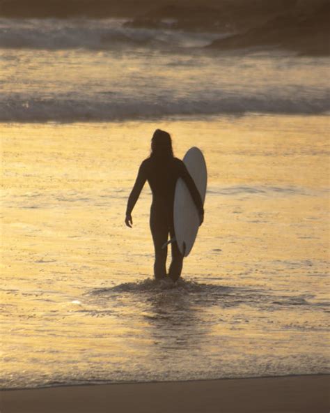 걷고 있는 고독 고요한 고요함 골든 아워 라이프스타일 레저 모래 모험 물 물가 가장자리 밀물과 썰물 바다 바다 경치 바다 살포 바다의 반사