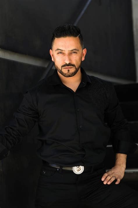 검은색 셔츠 겉옷 남성 모델 남자 눈 로스앤젤레스 머리 모델 사람 서있는 사람 성인 수염 수염 난 사람 스마트 캐주얼 시원한 아메리칸 인디언 남자