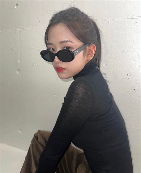 IVE成员安宥真SNS发近照秀美貌 穿黑衫简约大方