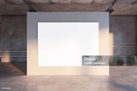 배경에 수도관이 있는 빈 콘크리트 홀의 햇볕이 잘 드는 베이지색 파티션에 텍스트 또는 광고 로고를 위한 공간이 있는 큰 빈 흰색 포스터의 전면 보기 3d 렌더링 모형 0명에