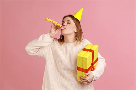 파티 콘에 금발 여자 포장 선물 상자를 들고 경적을 불고 생일을 축하 놀라움에 대한 스톡 사진 및 기타 이미지 놀라움 바람 스튜디오 촬영 Istock