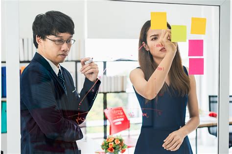 비즈니스 스타트업 회사 회의 팀 리더와 함께 프로젝트에 대 한 동료 들과 논의 하 고 브레인스토밍 하는 아이디어 창업 사업 및 기업가 정신 개념 결심에 대한 스톡 사진 및