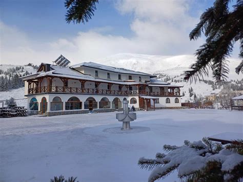 Фото Магична глетка на Попова Шапка снежна прекривка на сите страни Скопје1 мк