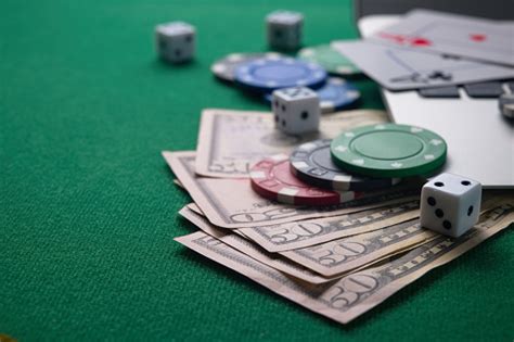 게임 녹색 테이블에 키보드 근처 온라인 포커 칩과 주사위 도박에 대한 스톡 사진 및 기타 이미지 도박 도박 중독 멕시코만