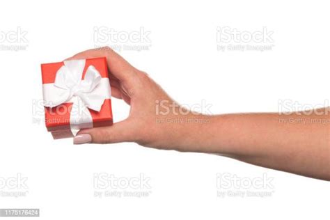 아름다운 선물 상자를 들고 손 여성 주는 선물 크리스마스 휴일 및 인사말 시즌 개념 공예에 대한 스톡 사진 및 기타 이미지 공예 공휴일 낮 Istock