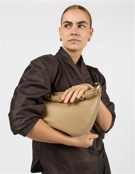 Leo Maxi Twisted Handle Dark Sand Soft Grain Leather