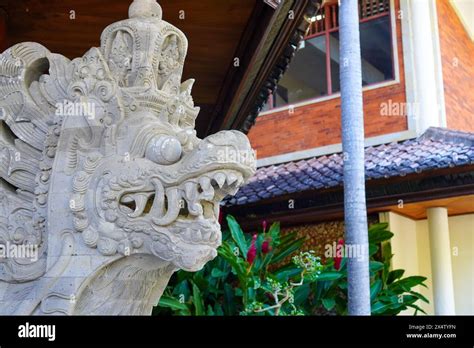 Tête Dune Statue De Dragon Devant Une Maison Balinaise Gardien De La