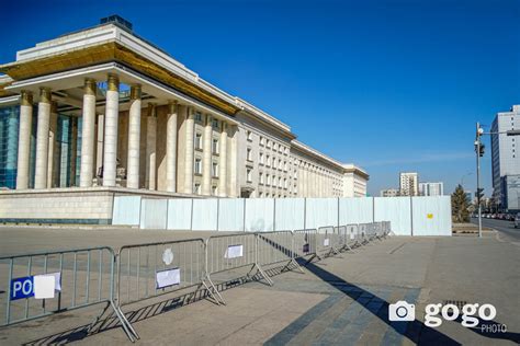 ФОТО Төрийн ордны хашааг засварлаж эхэлжээ