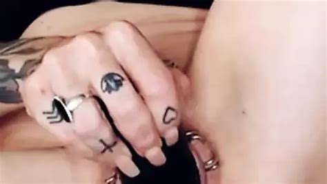 粗暴的深喉在他的鸡巴上堵嘴，然后他射在我的阴户里 Xhamster