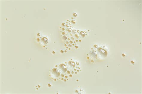 매크로 우유 질감 및 거품 매크로 우유 질감 우유의 흰색 표면과 거품 및 파문 위에서 새의 눈보기 0명에 대한 스톡 사진 및 기타 이미지 Istock