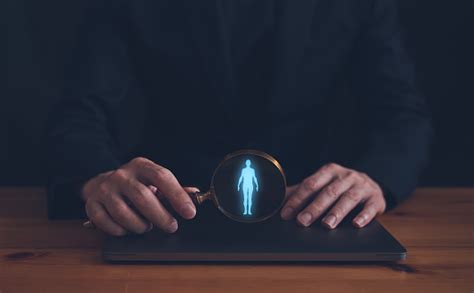 Hrm 또는 인적 자원 관리 인간 개발 팀 모집 리더십 및 고객 대상 그룹 개념의 개념에서 아이콘이 있는 돋보기를 들고 있는 사업가 개념에 대한 스톡 사진 및 기타 이미지