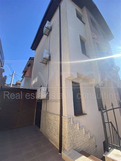 Шабла Триетажна къща 100 кв м РЗП 250 кв м двор Триетажна къща 128 кв м РЗП 84 кв м двор Къщи