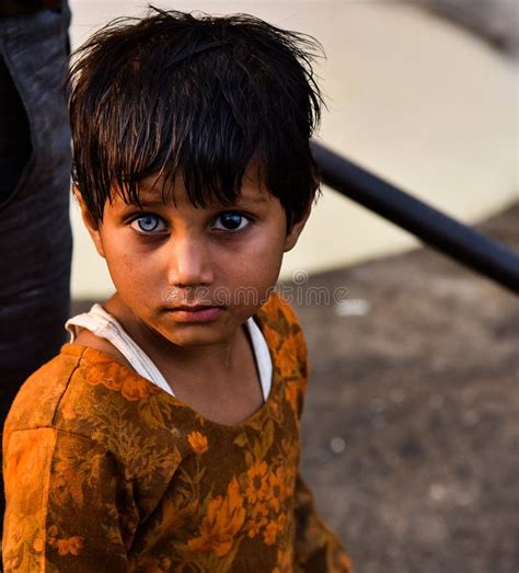 Retrato Da Menina Da Vila Fotografia Editorial Imagem De Campo