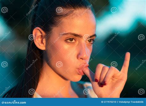 Chica Chupando El Pulgar Bella Joven Mujer Con Signo De Fumar