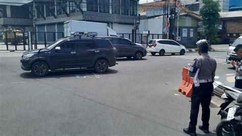 Ditabrak Penerobos Traffic Light Di Milo Semarang Seorang Pemotor