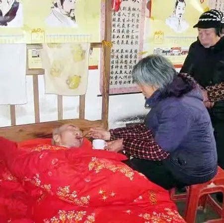 照顾瘫痪在床丈夫40余年她用行动诠释什么是爱 黄桂