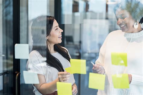 여성 크리에이티브는 벽에 스티커 메모로 아이디어를 시각화합니다 2명에 대한 스톡 사진 및 기타 이미지 2명 30 34세 45 49세 Istock
