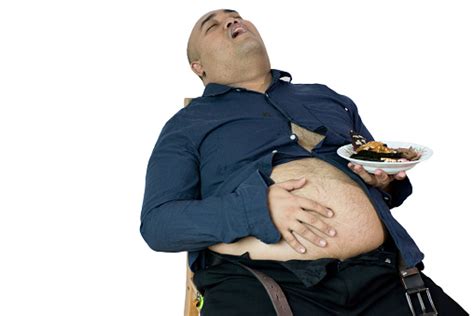 뚱뚱한 사람을 먹는과 체중 사람의 배고픈 느낌과 클리핑 경로와 흰색 배경에 고립 된 칩 케이크 녹차 프라 페 Armchai에 앉아 먹는 개념에 대한 스톡 사진 및 기타