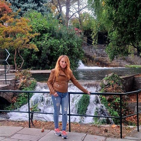 Щипка Вино и любов не се говорят Мълчат се Отпиват се бавно на малки глътки и със