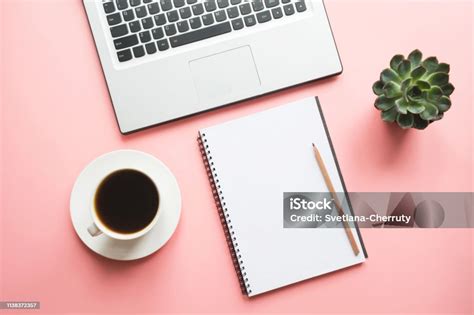 오픈 노트북 계획 및 커피 한잔 복사 공간이 있는 평면도 사무실 비즈니스 개념입니다 작업 프로세스 교육에 대한 스톡 사진 및 기타 이미지 Istock
