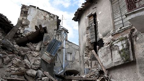 71 Earthquake Shakes Western China 100 Lives Lost