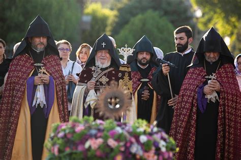 Խաչվերացի թափորը Մայր Աթոռ Սուրբ Էջմիածնում