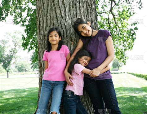 美 青少年 水平画幅 美人 草坪 夏天 户外 兄弟姐妹 草 友谊