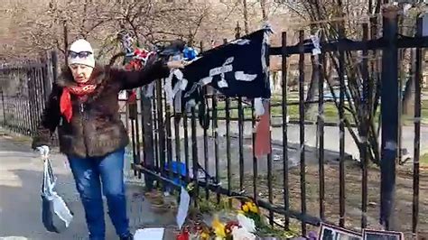 Մի կին պոկեց Նավալնիի հիշատակին նվիրված նկարները ծաղիկները Youtube