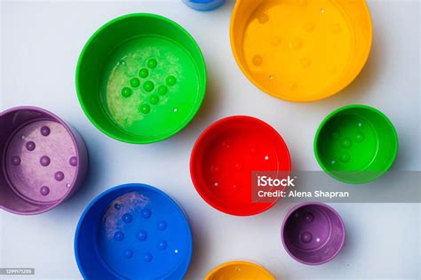 어린이 게임 타워 색상 어린이 피라미드 이 게임은 크기별로 수집됩니다 여러 가지 색깔의 피라미드 물 게임 아이의 발달 공간을 복사합니다 0명에 대한 스톡 사진 및 기타