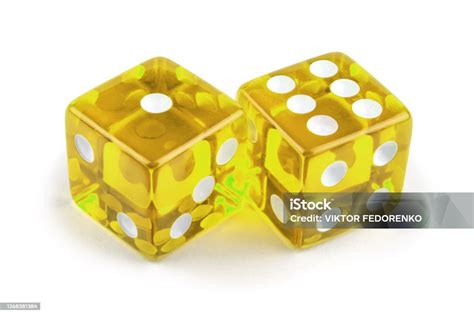 흰색 배경에 고립 된 두 개의 노란색 유리 주사위 그림자가 있는 1개 6개 0명에 대한 스톡 사진 및 기타 이미지 0명 1 6 Istock