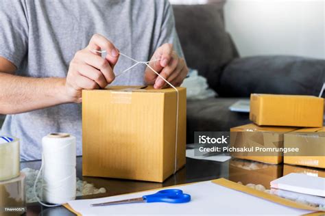 홈 오피스의 테이블에 골판지 상자를 포장하는 남자의 중간 부분 근거리 초점에 대한 스톡 사진 및 기타 이미지 근거리 초점 남자 남자 사업가 Istock
