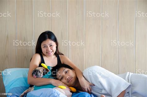 즐거운 아시아 의 커플 자 동안 휴식 와 그들의 퍼그 개 에 침대 가정 생활에 대한 스톡 사진 및 기타 이미지 가정 생활