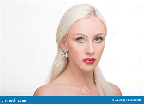 Красивая девушка с длинными белыми волосами и серьгами Стоковое Фото изображение насчитывающей