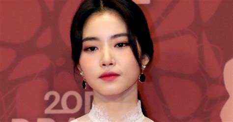 포즈 취하는 황승언