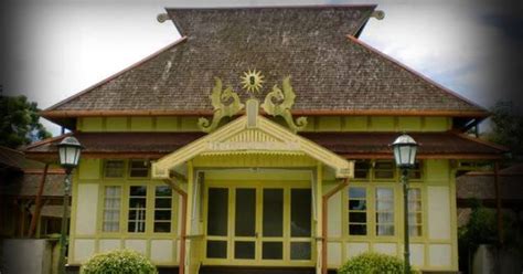 SELUSURI KERAJAAN SAMBAS KALIMANTAN BARAT BORNEO