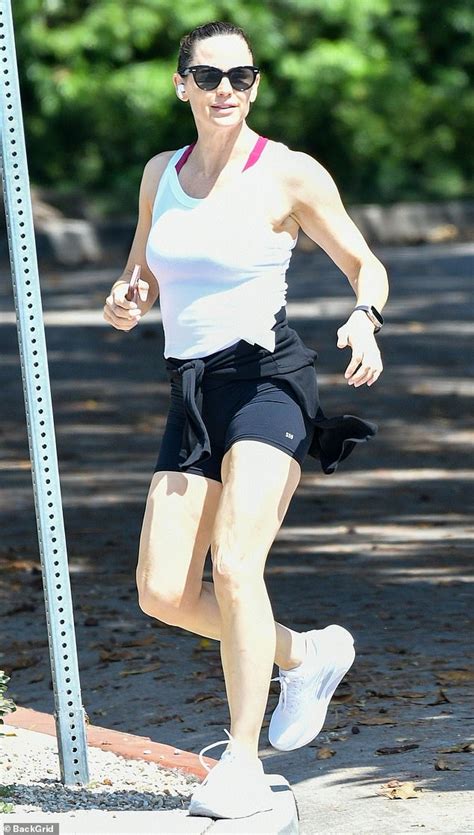 Jennifer Garner Alias Workout Jennifer Garner Shows Off Lithe Legs In