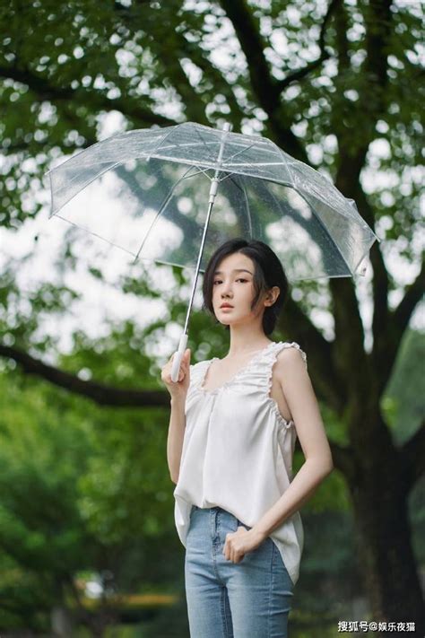 陈小纭写真大片一袭白色吊带衫简单搭配清爽自然 搜狐大视野 搜狐新闻