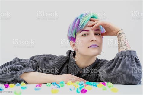 짧은 요정 밥 헤어 스타일과 염색 머리와 젊은 여자 입에 손에 보석과 보석을 보유 하 고 있습니다 가발에 대한 스톡 사진 및 기타 이미지 Istock